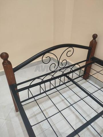 Support de lit en métal et bois sans matelas | Meubles à Tanger | Avito.ma