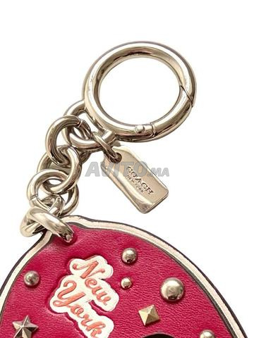 Porte-clés sac COACH New York Big C Varsity | Autres accessoires de ...