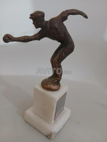 Statue sportive en cuivre rouge avec base en marb... | Arts et ...
